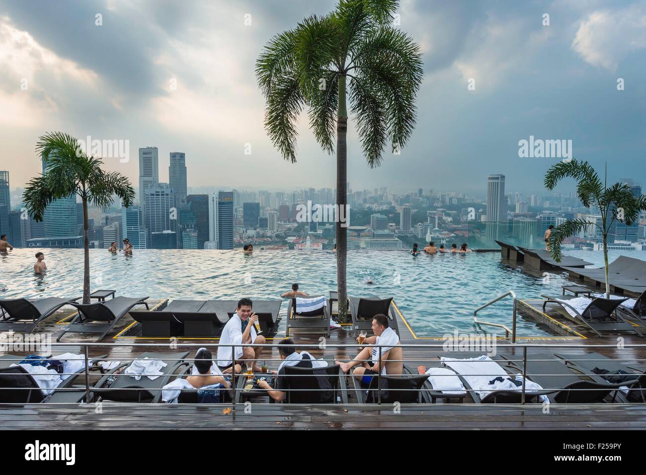 Singapore, Marina Bay, swimming-pool on the rooftop of Marina Bay Sands ...