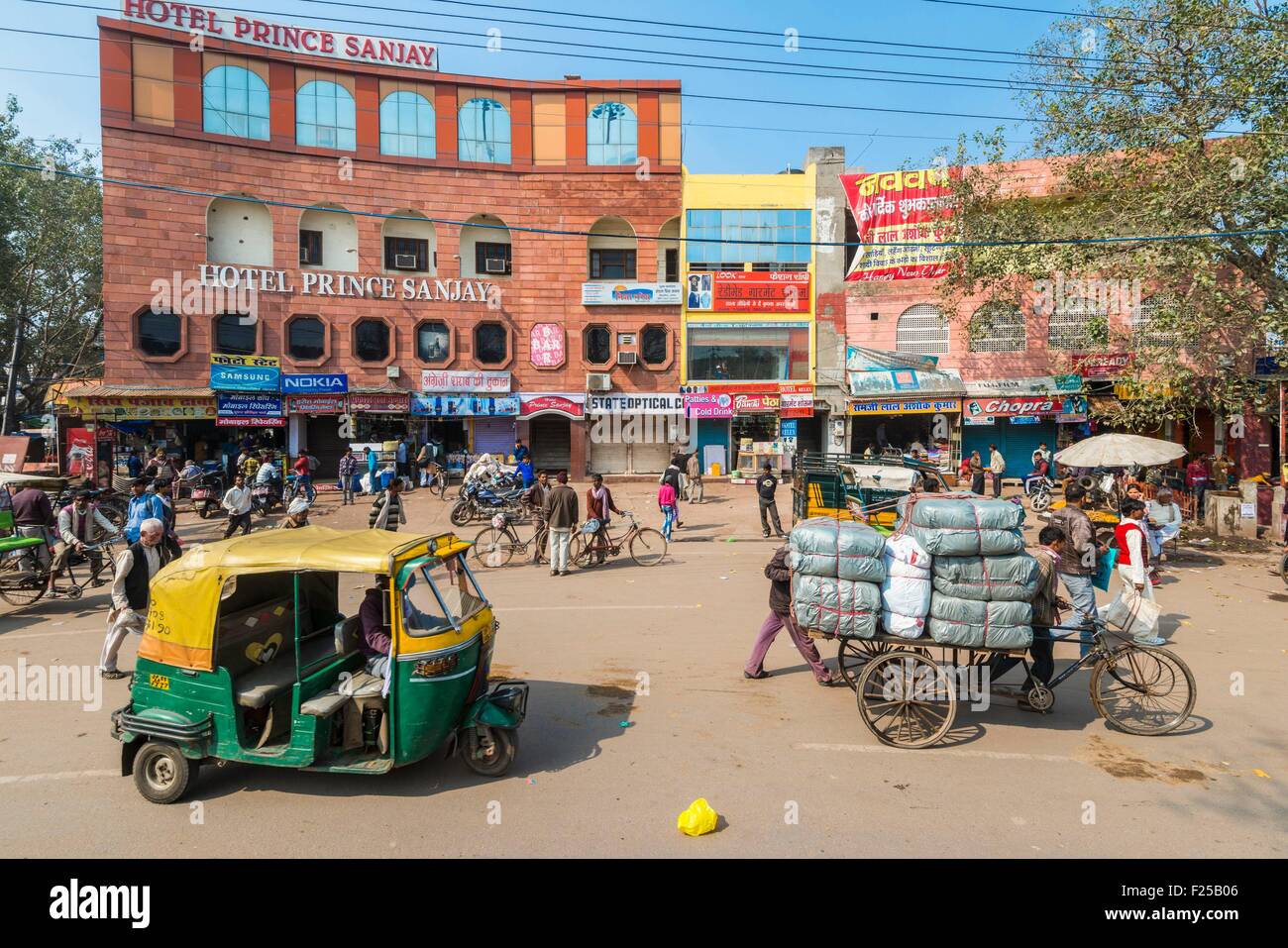 Agra street hi-res stock photography and images - Alamy