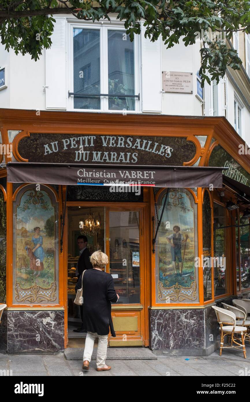 France, Paris, Marais district, bakery Au Petit Versailles, rue ...