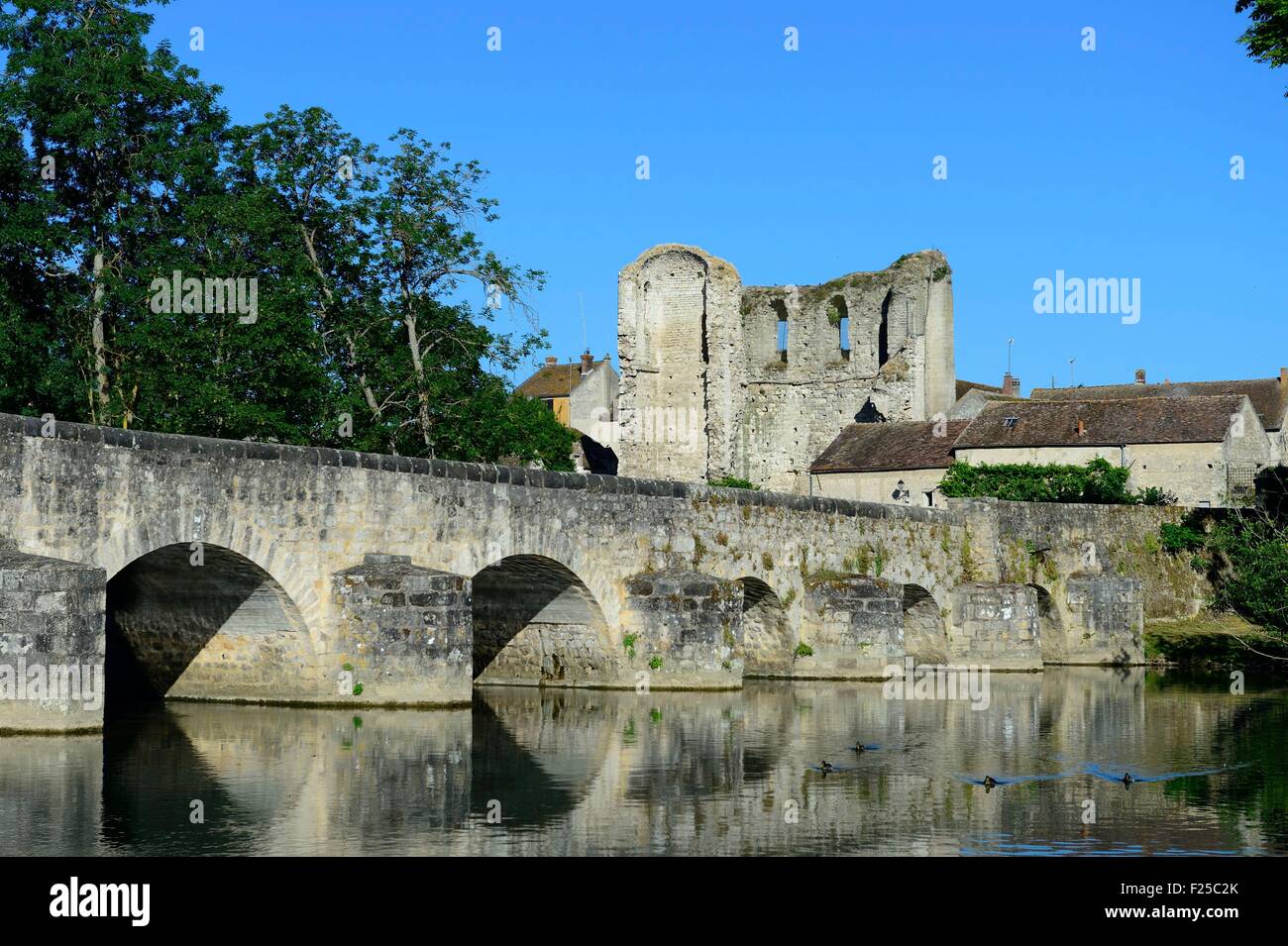 France, Seine et Marne, Grez sur Loing, Loing river and the old bridge ...