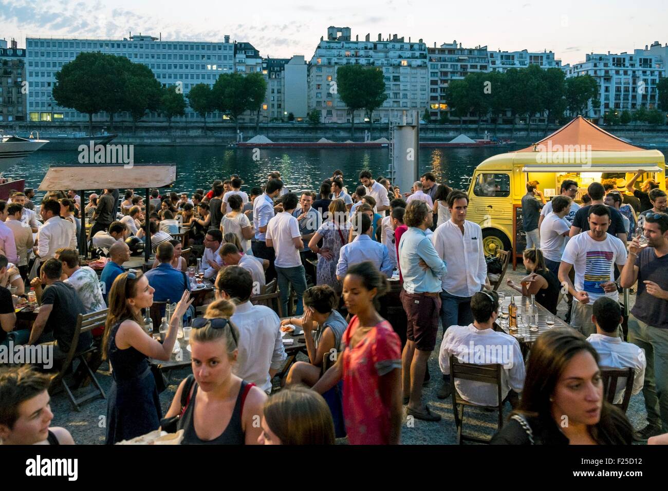 France, Paris, port Javel Bas, summer bar The tavern Javelle along the ...