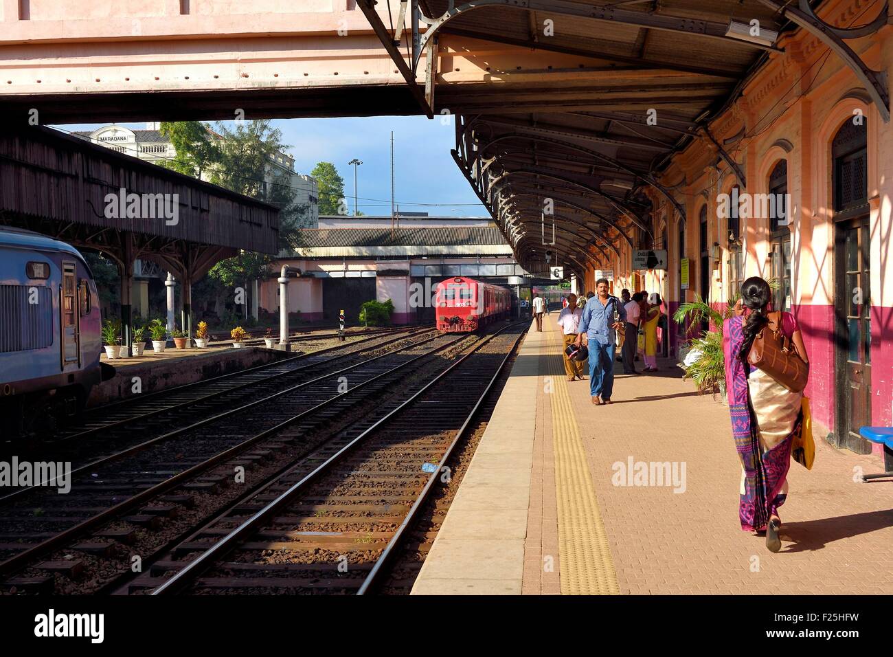 Sri Lanka, Colombo, Maradana train station Stock Photo - Alamy