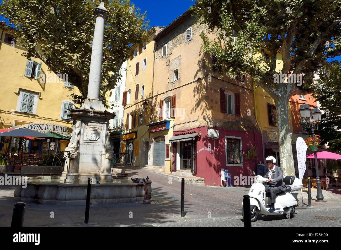 France, Var, the Dracenie, Lorgues, place du Revelin fountain Stock ...