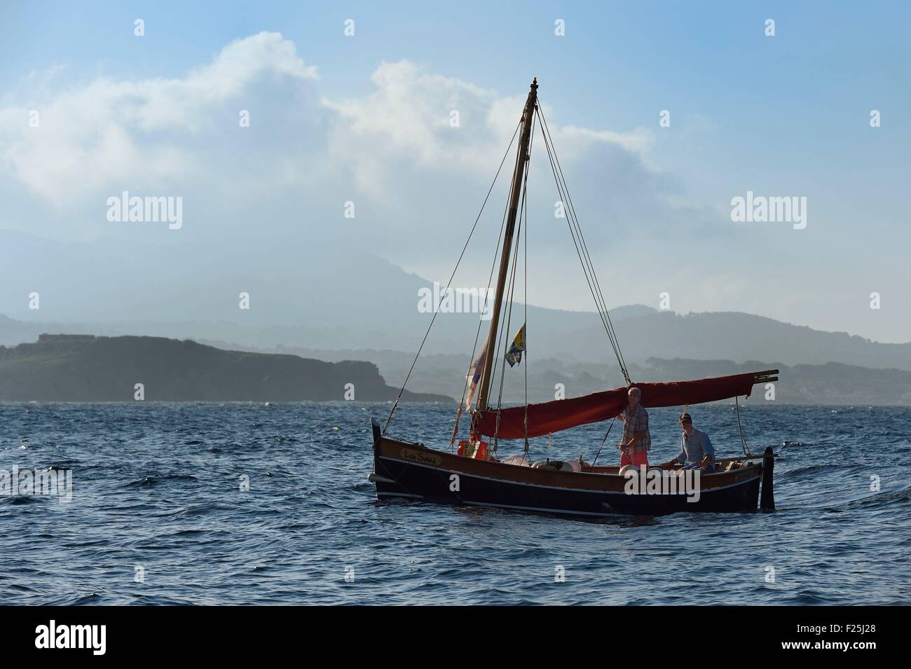 Traditional boat france hi-res stock photography and images - Alamy