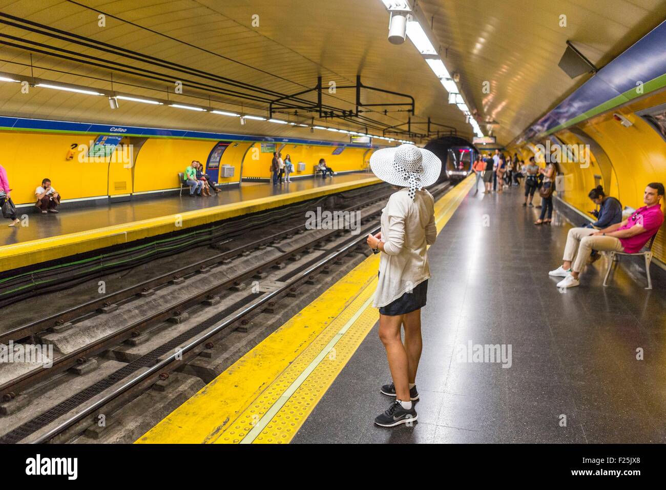 Madrid metro hi-res stock photography and images - Alamy
