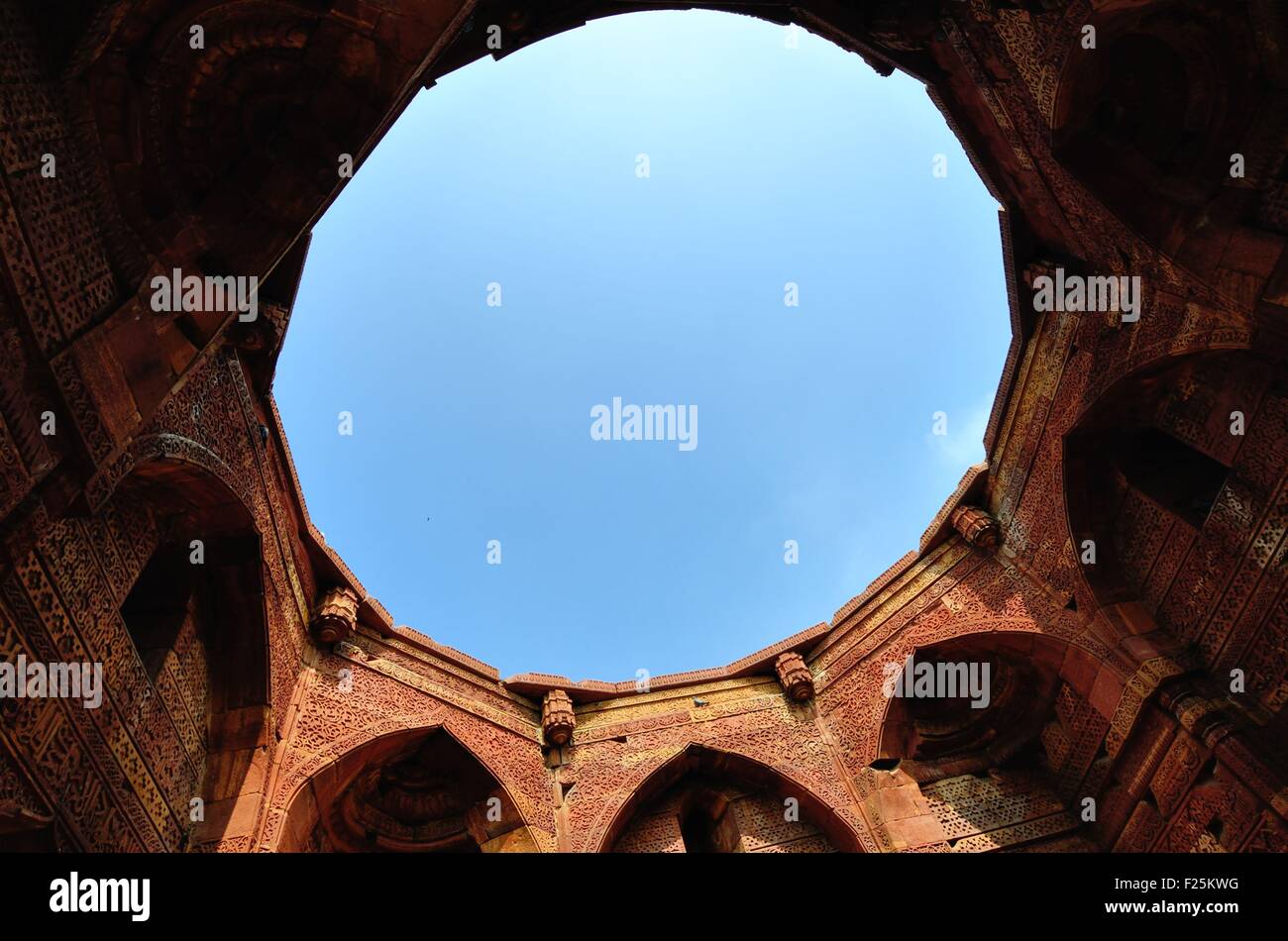Quwwat ul islam mosque hi-res stock photography and images - Alamy