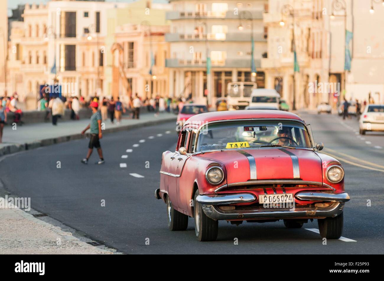Cuba, Havana, traffic on Malecon Stock Photo - Alamy