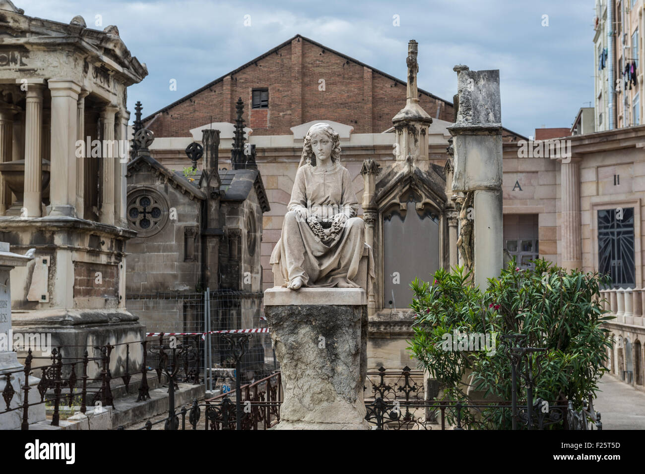 Grave sculpture at Poblenou Cemetery - Cementiri de l'Est (East ...