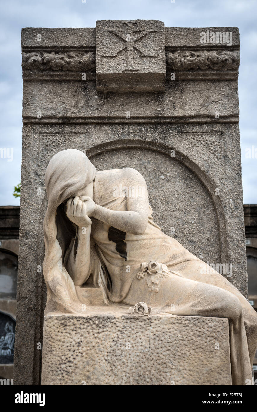 Grave sculpture at Poblenou Cemetery - Cementiri de l'Est (East ...