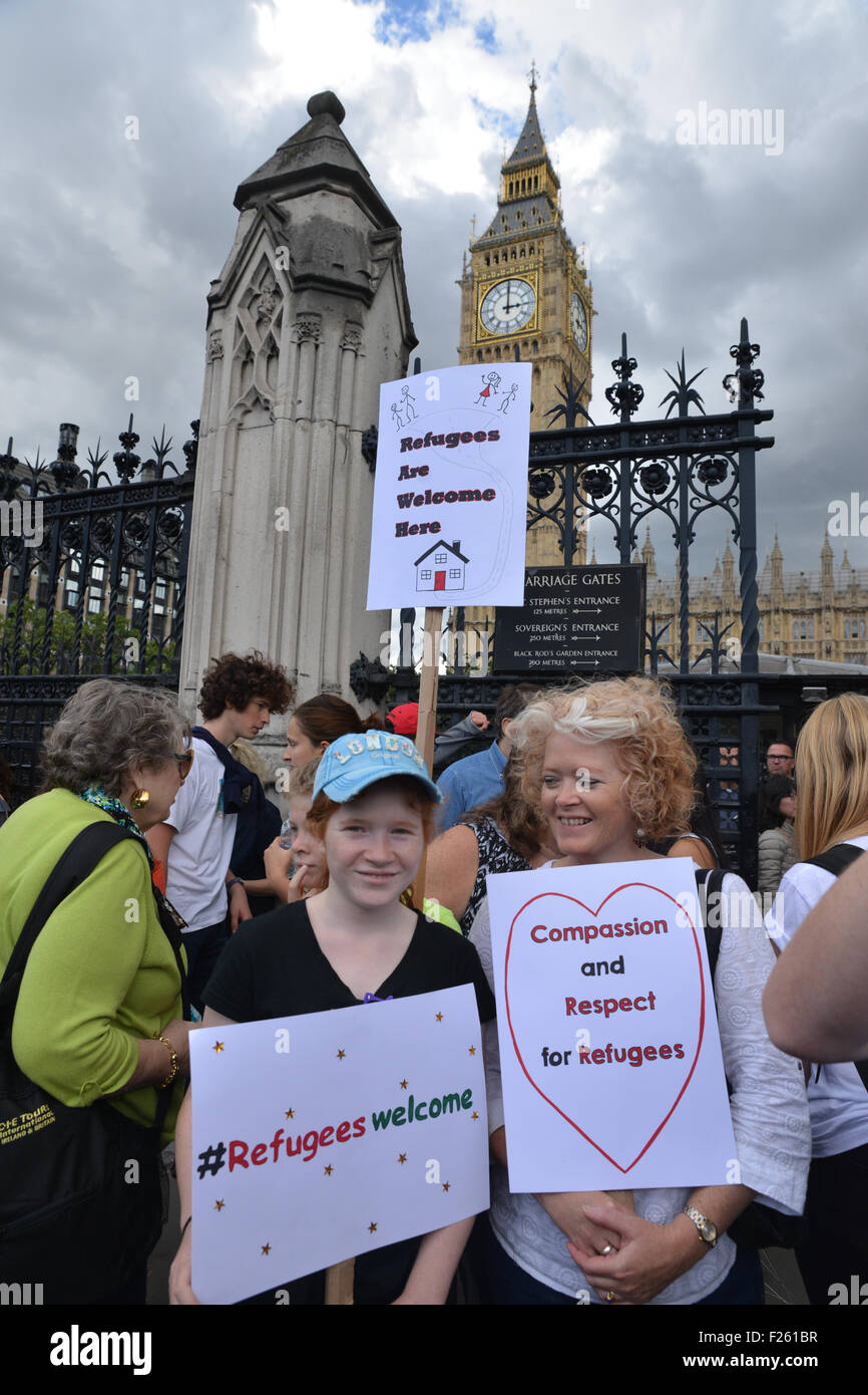 Refugees welcome here demonstration hi-res stock photography and images ...
