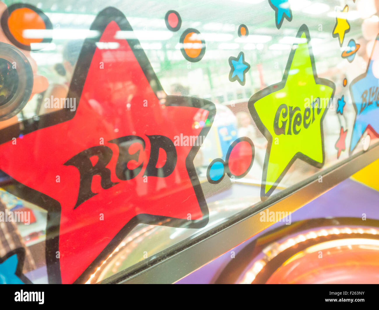Red and Green Stars in a slot machine Stock Photo - Alamy