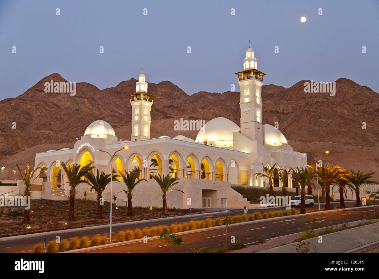 Shaikh Zayed mosque by sunset prayer in Aqaba, Jordan Stock Photo - Alamy