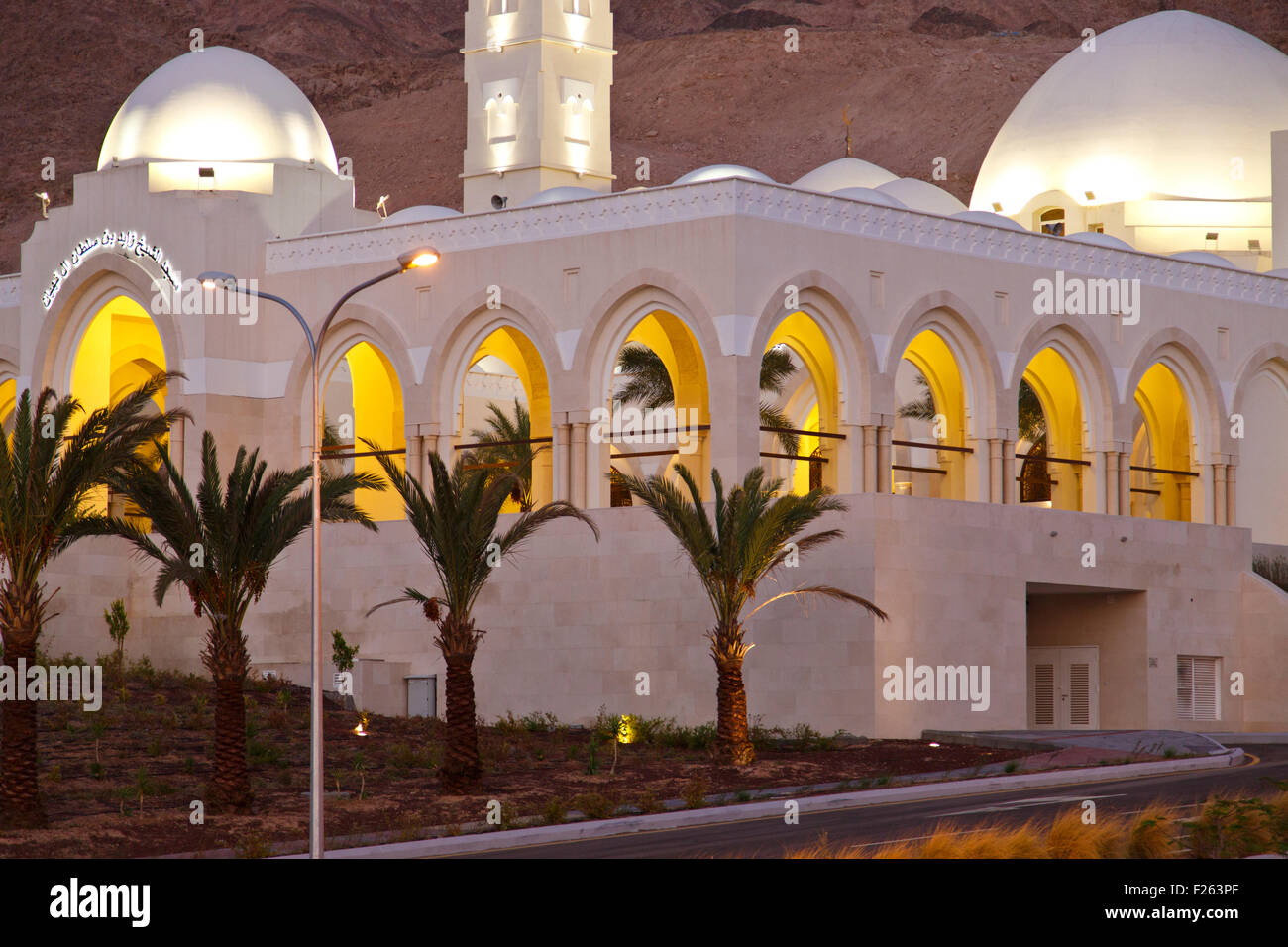 Shaikh Zayed mosque by sunset prayer in Aqaba, Jordan Stock Photo - Alamy