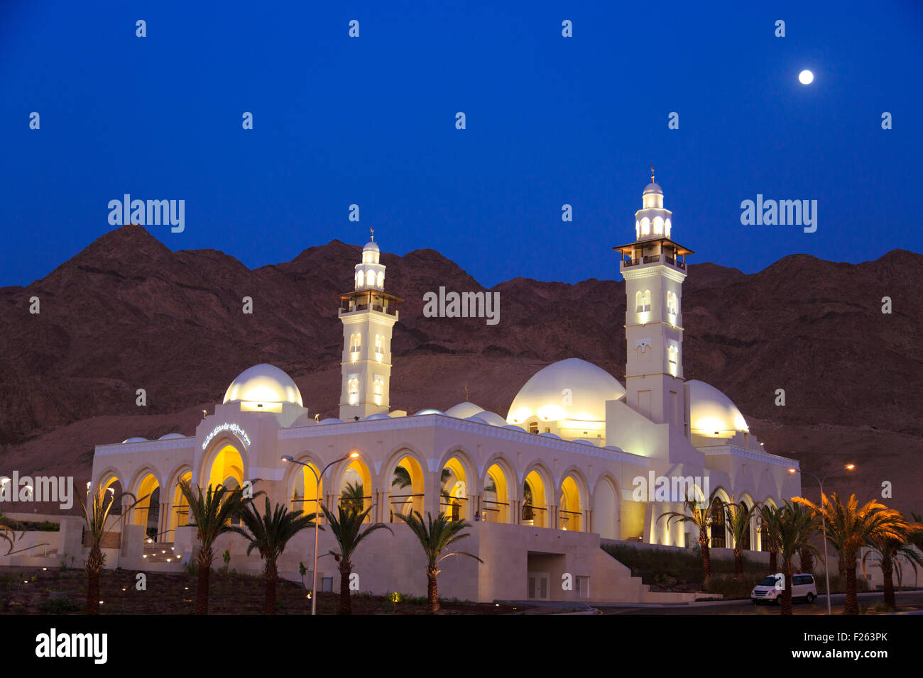 Shaikh Zayed mosque by sunset prayer in Aqaba, Jordan Stock Photo - Alamy