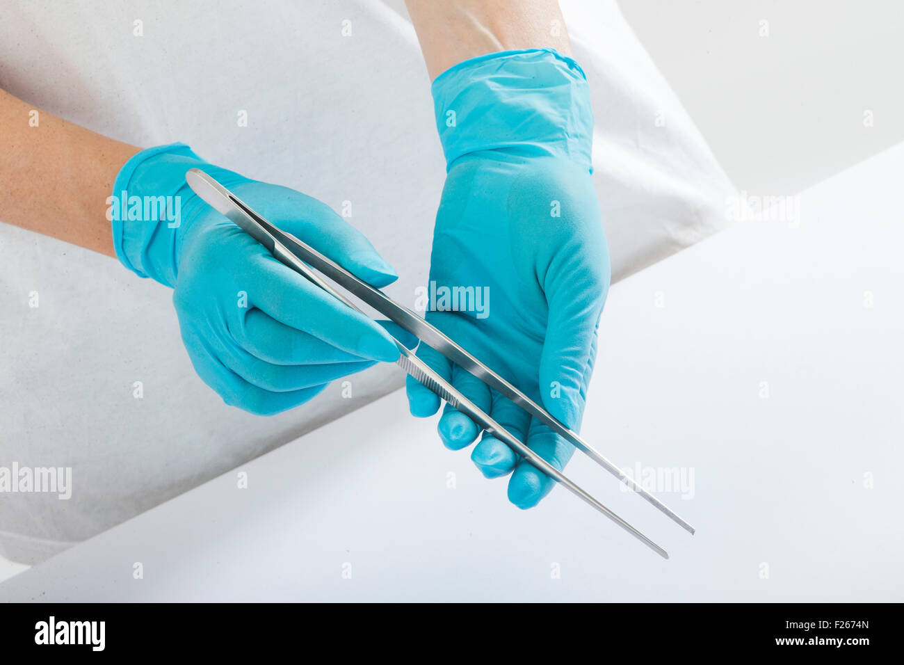 Surgery nurse instruments hi-res stock photography and images - Alamy
