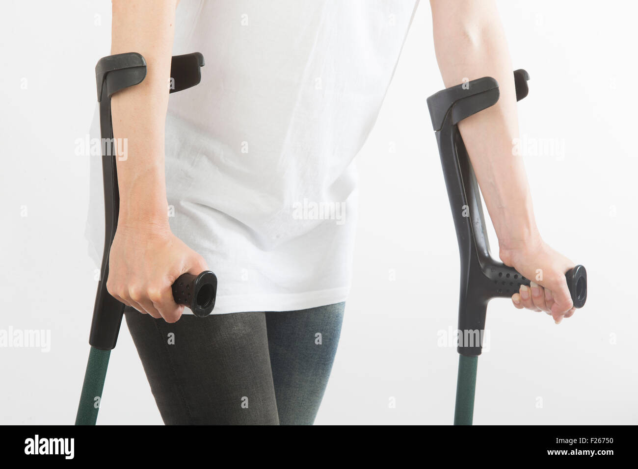 woman on crutches Stock Photo - Alamy