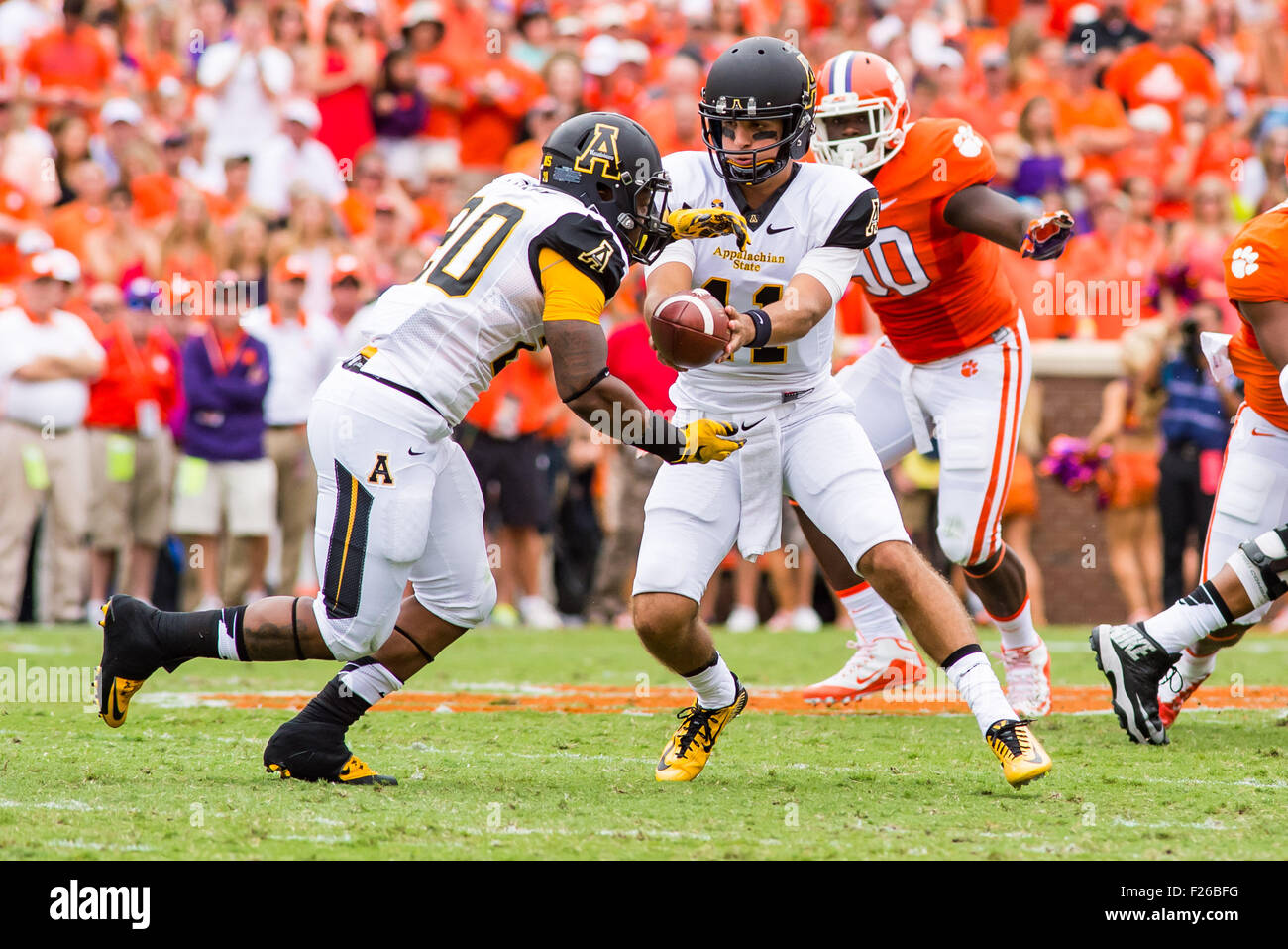 Appalachian State Mountaineers quarterback Taylor Lamb (11) hands off ...