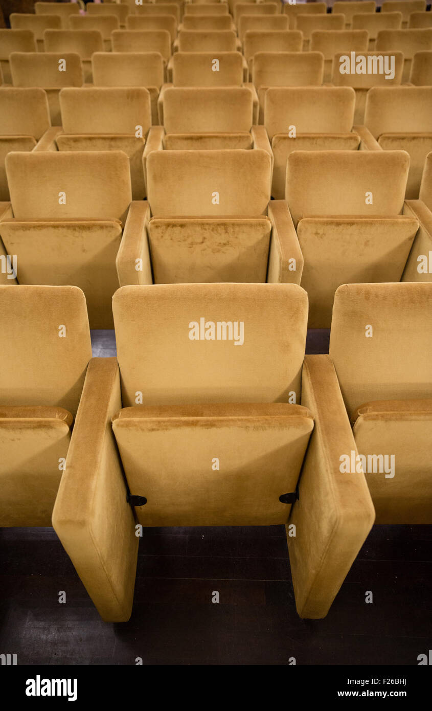 Empty cinema seating hi-res stock photography and images - Alamy