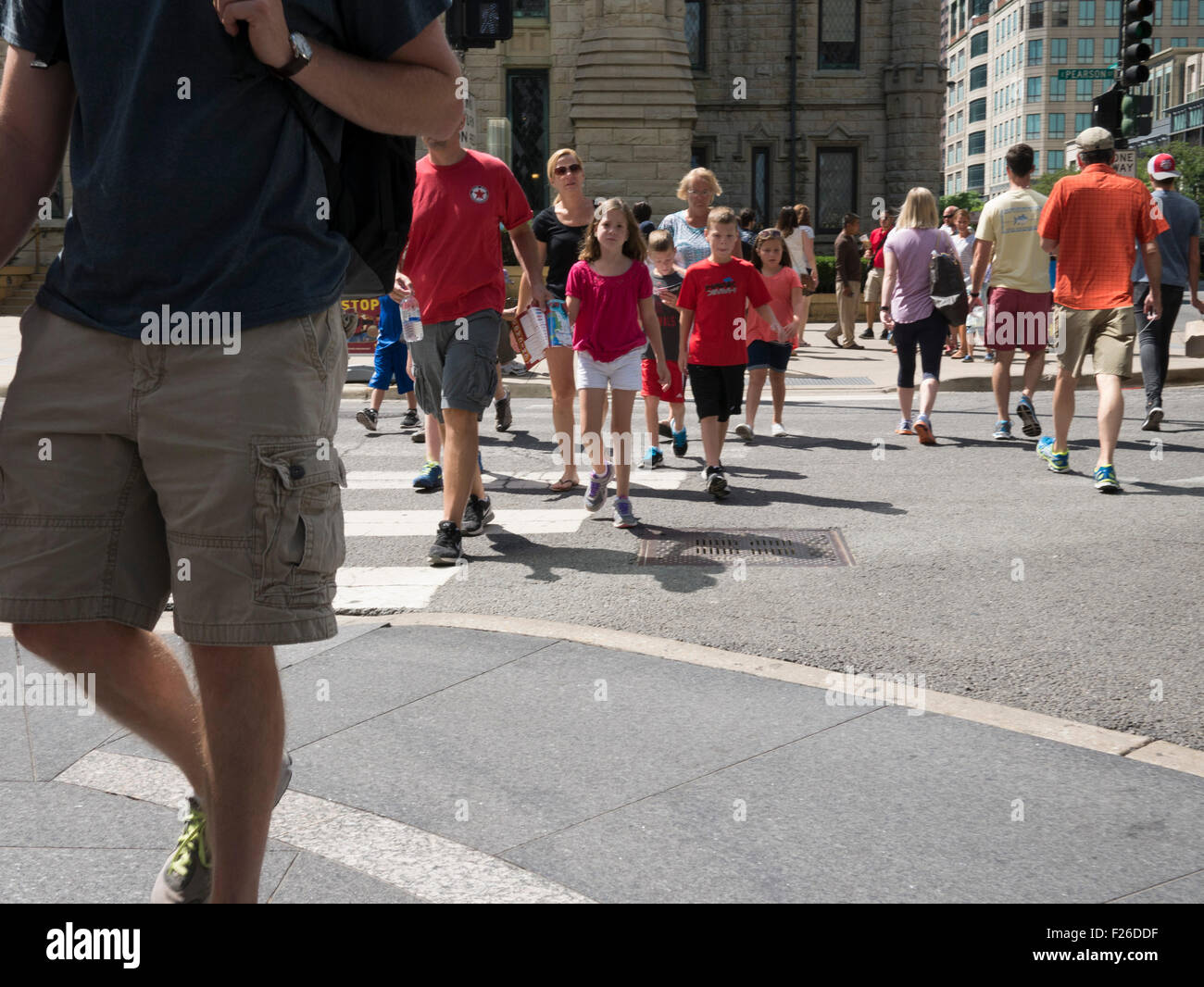 Pedestrians crossing on Michigan Street, Chicago IL Stock Photo - Alamy