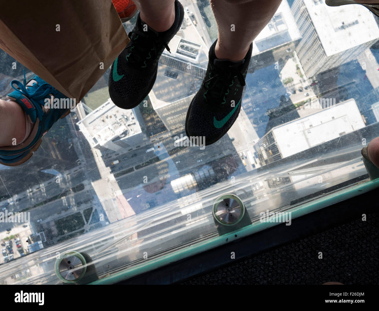Glass floor willis tower hi-res stock photography and images - Alamy