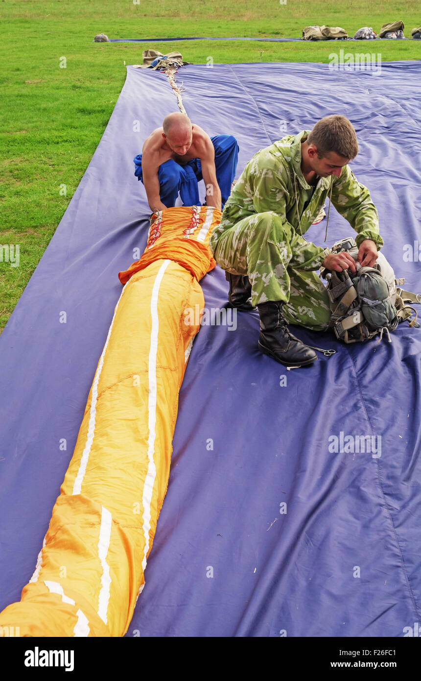 Parachutists - 2014. Packing of parachutes Stock Photo - Alamy