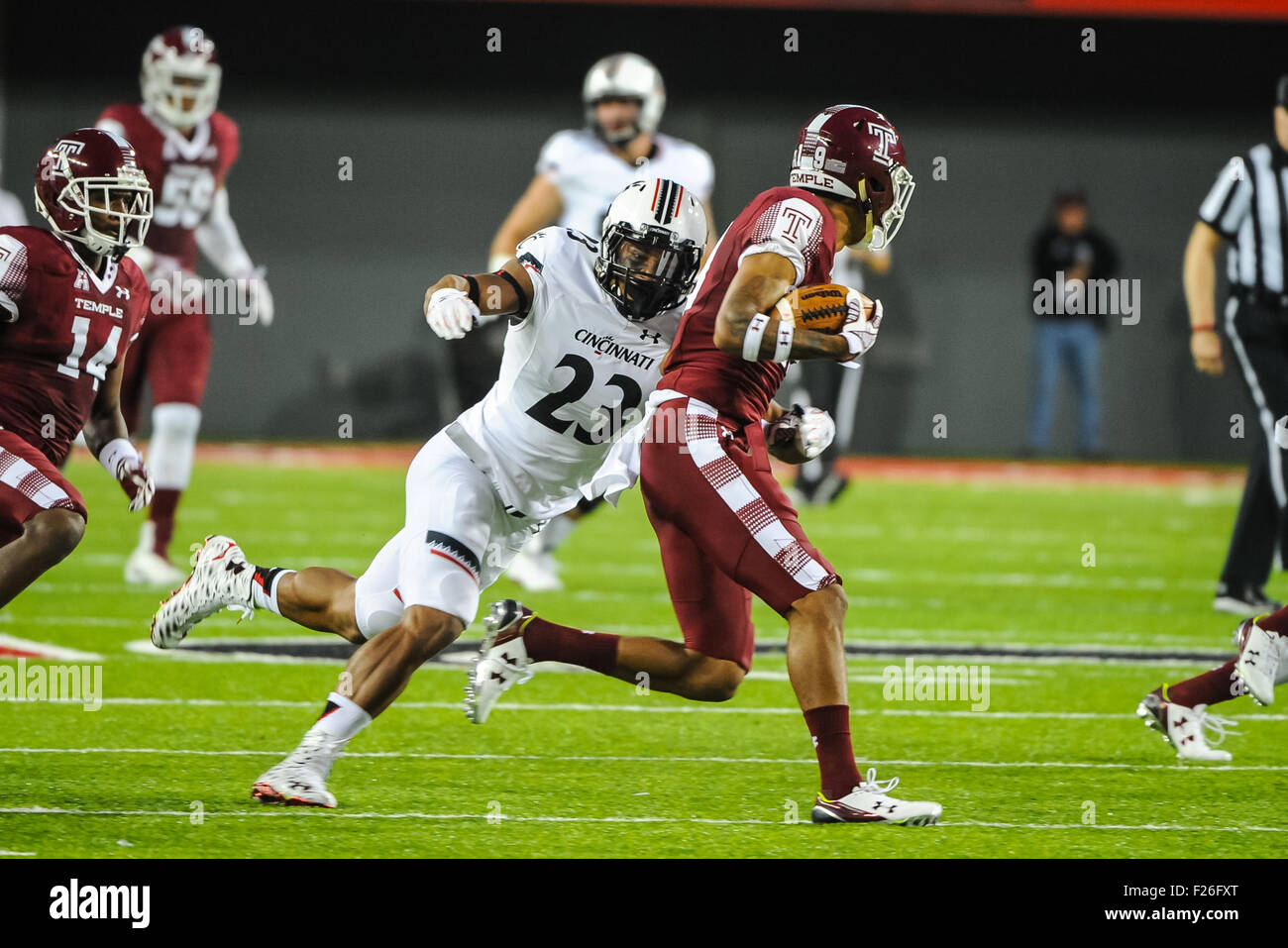 linebacker Eric Wilson (23) of the Cincinnati Bearcats tackles ...