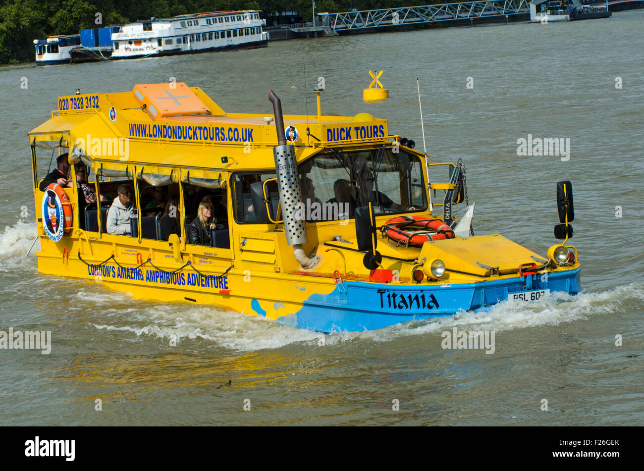 London duck amphibious dukw tourist hi-res stock photography and images ...