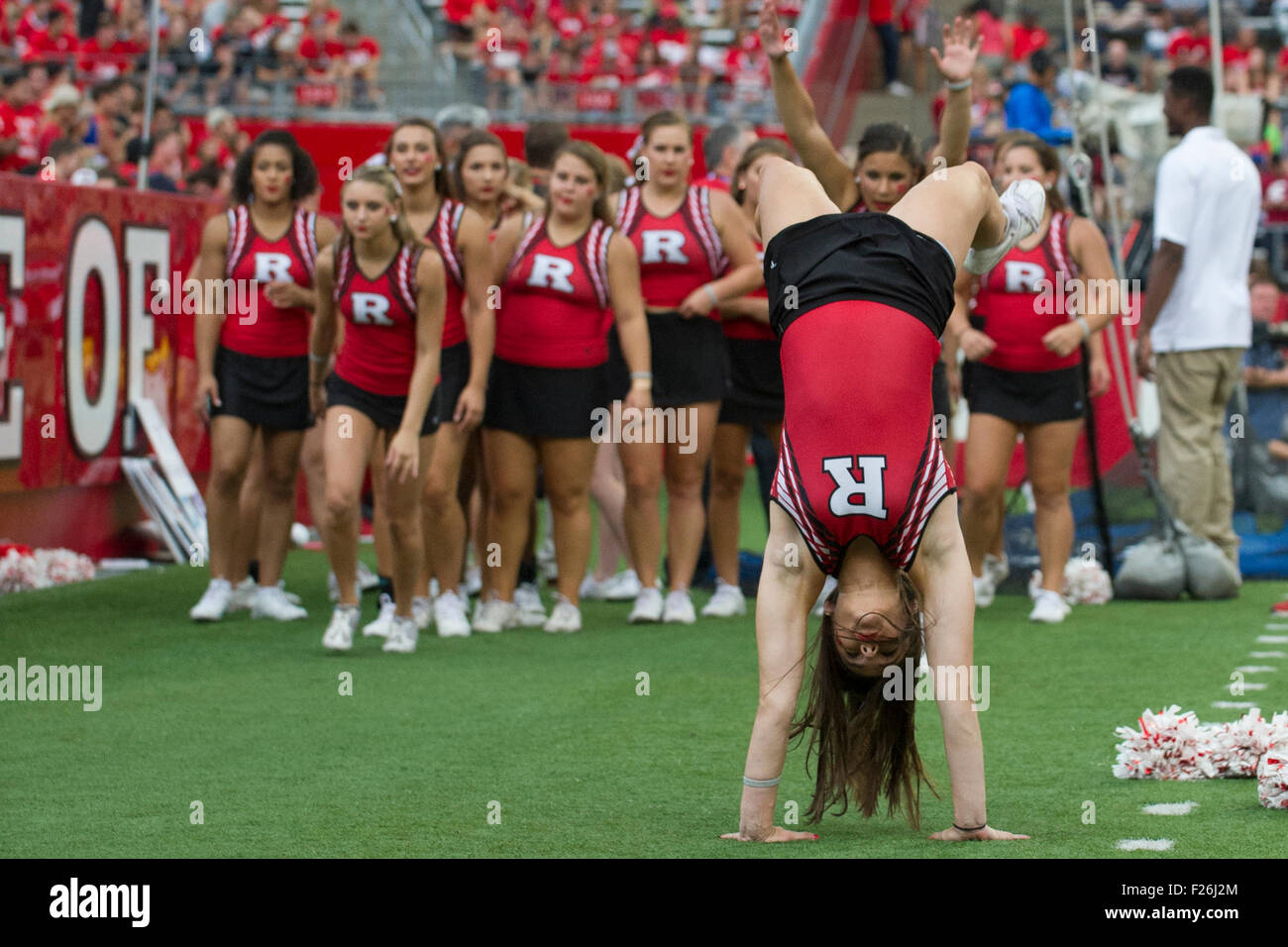 Washington state cougars cheerleaders hi-res stock photography and ...