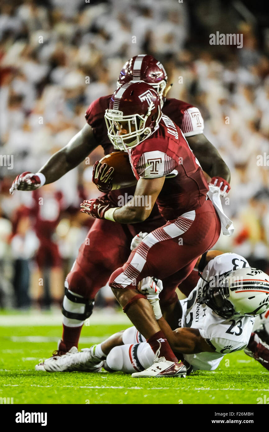 Linebacker Eric Wilson (23) of the Cincinnati Bearcats tackles running ...