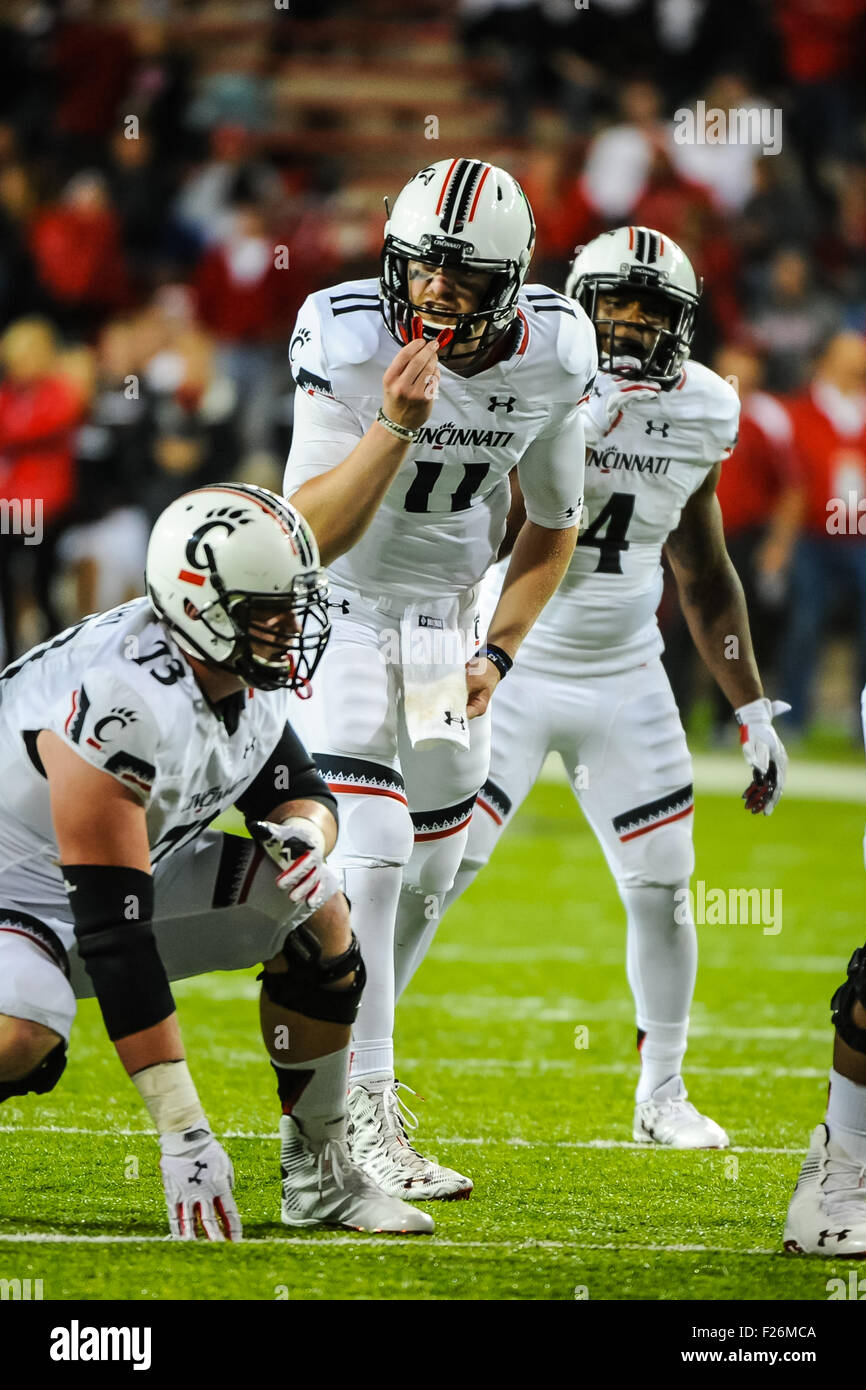 Quarterback Gunner Kiel (11) of the Cincinnati Bearcats changes the ...