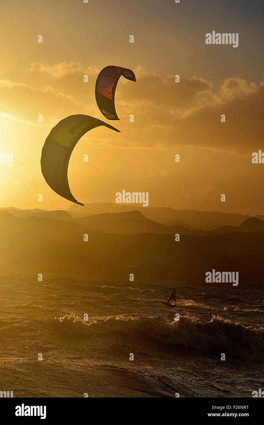 Kite surfers sea hi-res stock photography and images - Alamy