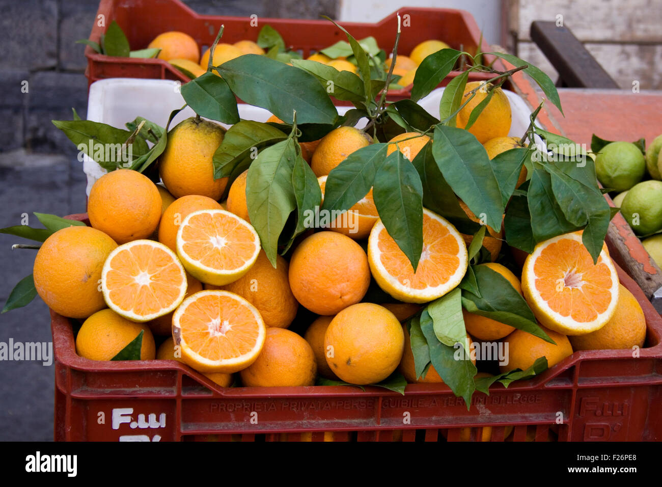 Box of sweet sicilian oranges Stock Photo - Alamy