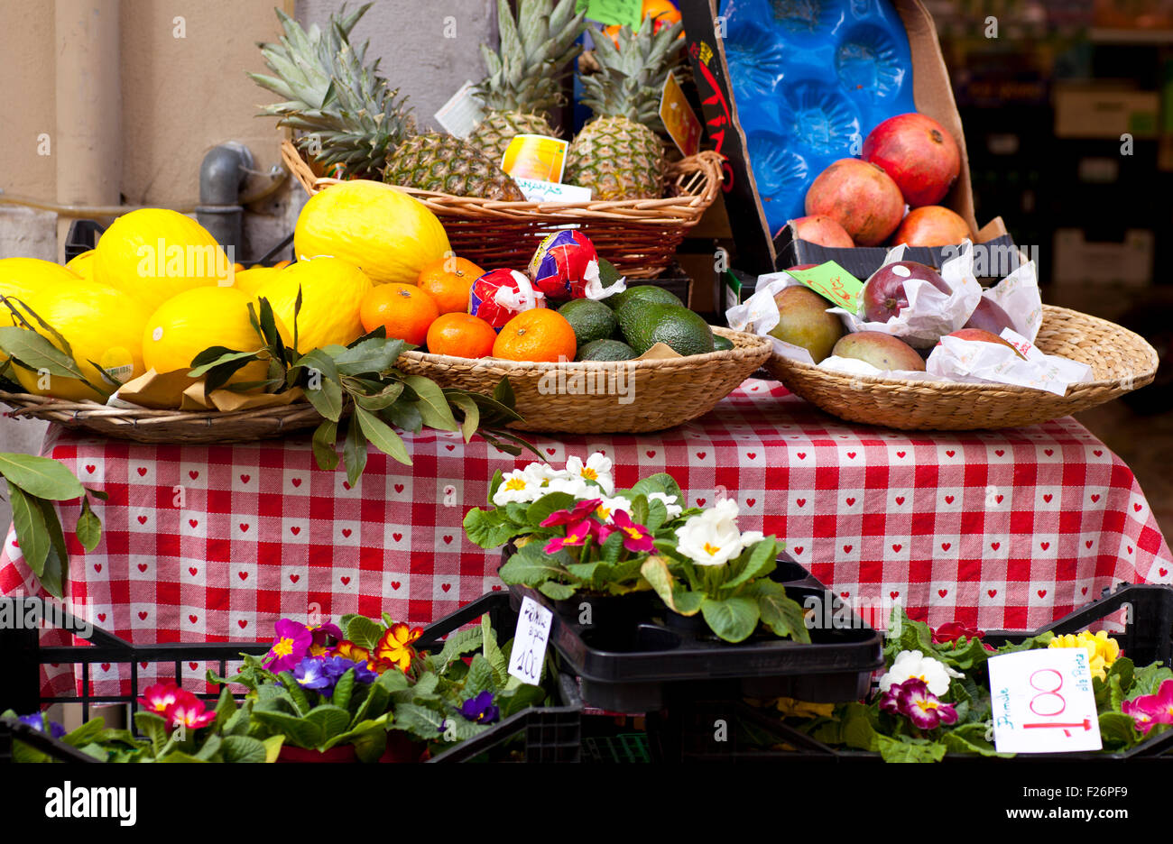 Fruits on wicker basket in the fruits stand Stock Photo - Alamy