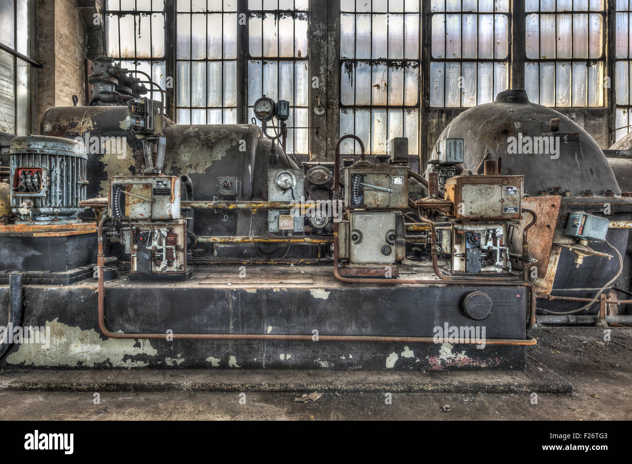 Old turbine in an abandoned power plant Stock Photo - Alamy