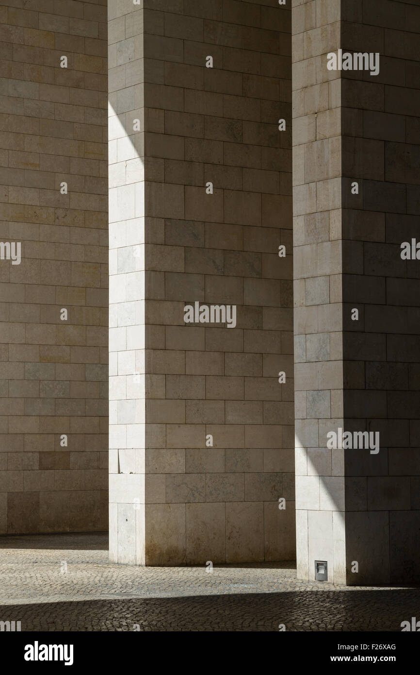 Straight columns hi-res stock photography and images - Alamy