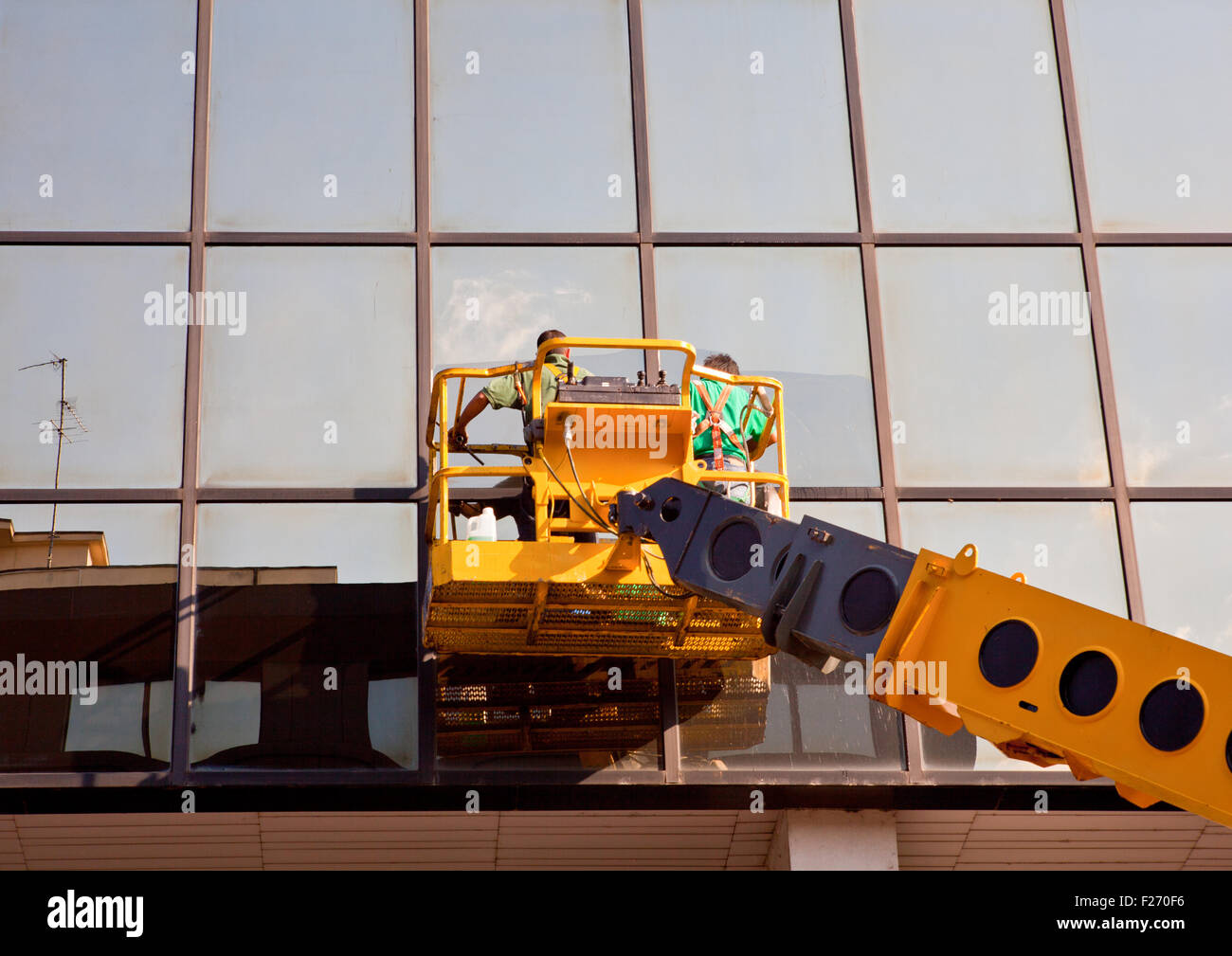 Men building a crane hi-res stock photography and images - Alamy