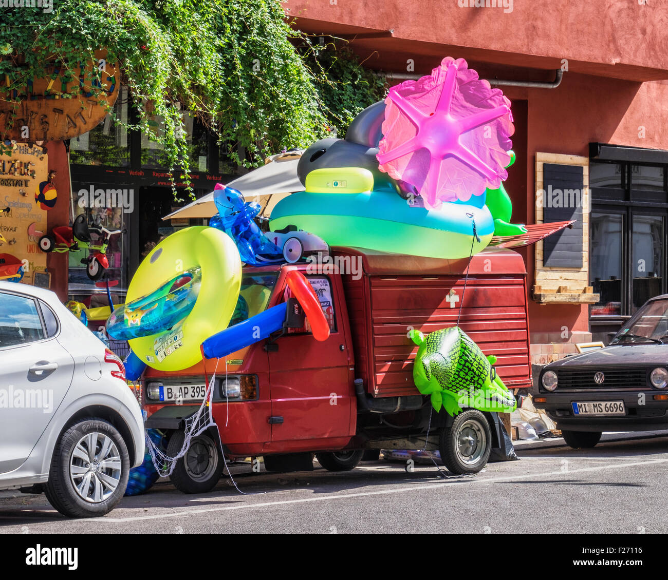 Paddling pools hi-res stock photography and images - Alamy