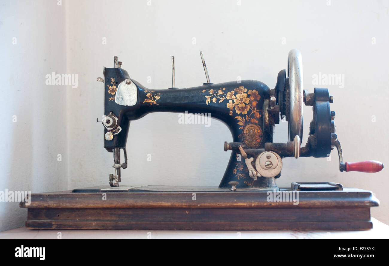 Photo of vintage sewing machine Stock Photo - Alamy