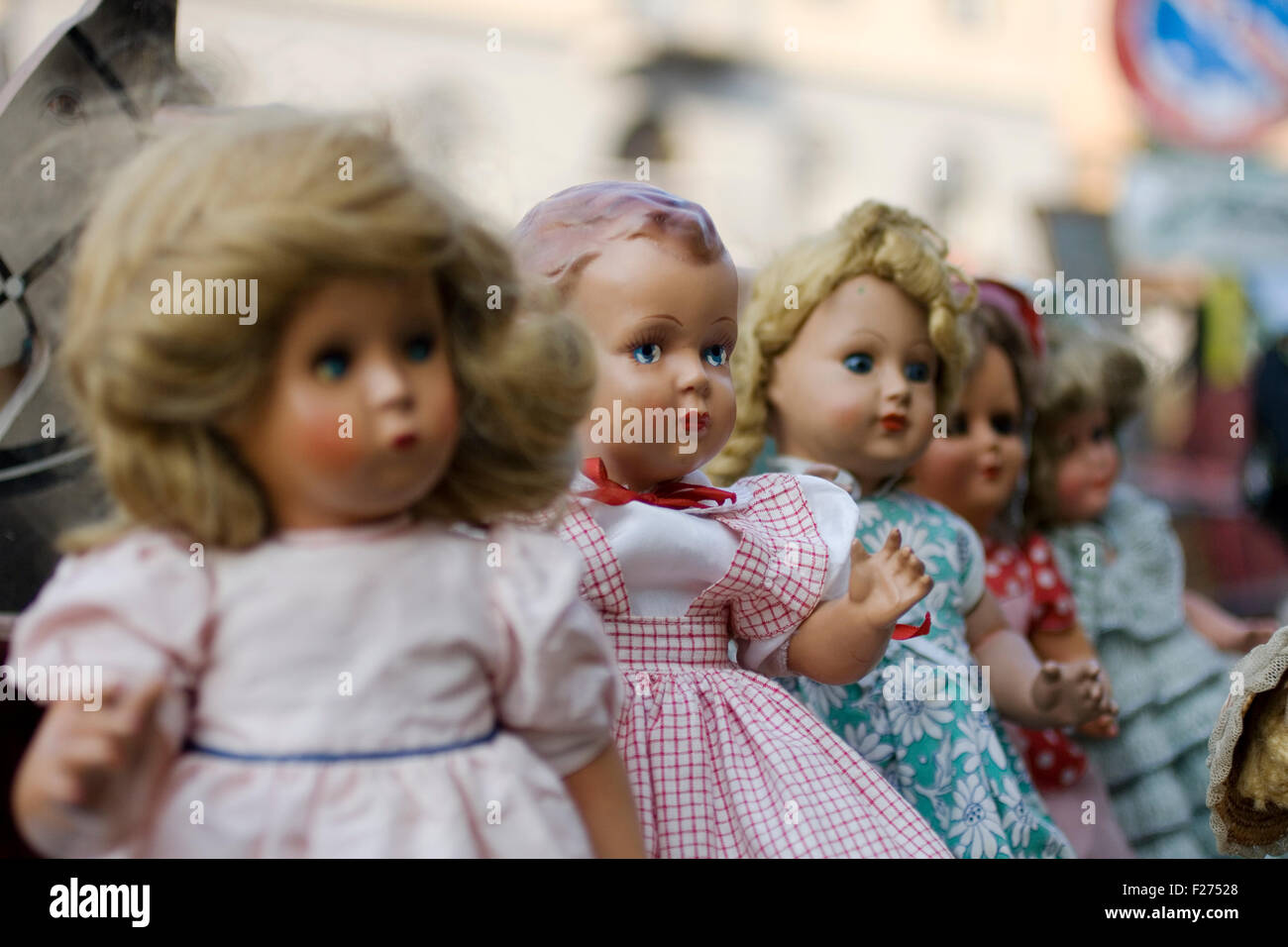 Old fashioned dolls house hi-res stock photography and images - Alamy