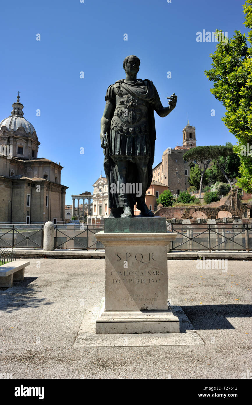 Italy, Rome, statue of Julius Caesar Stock Photo - Alamy