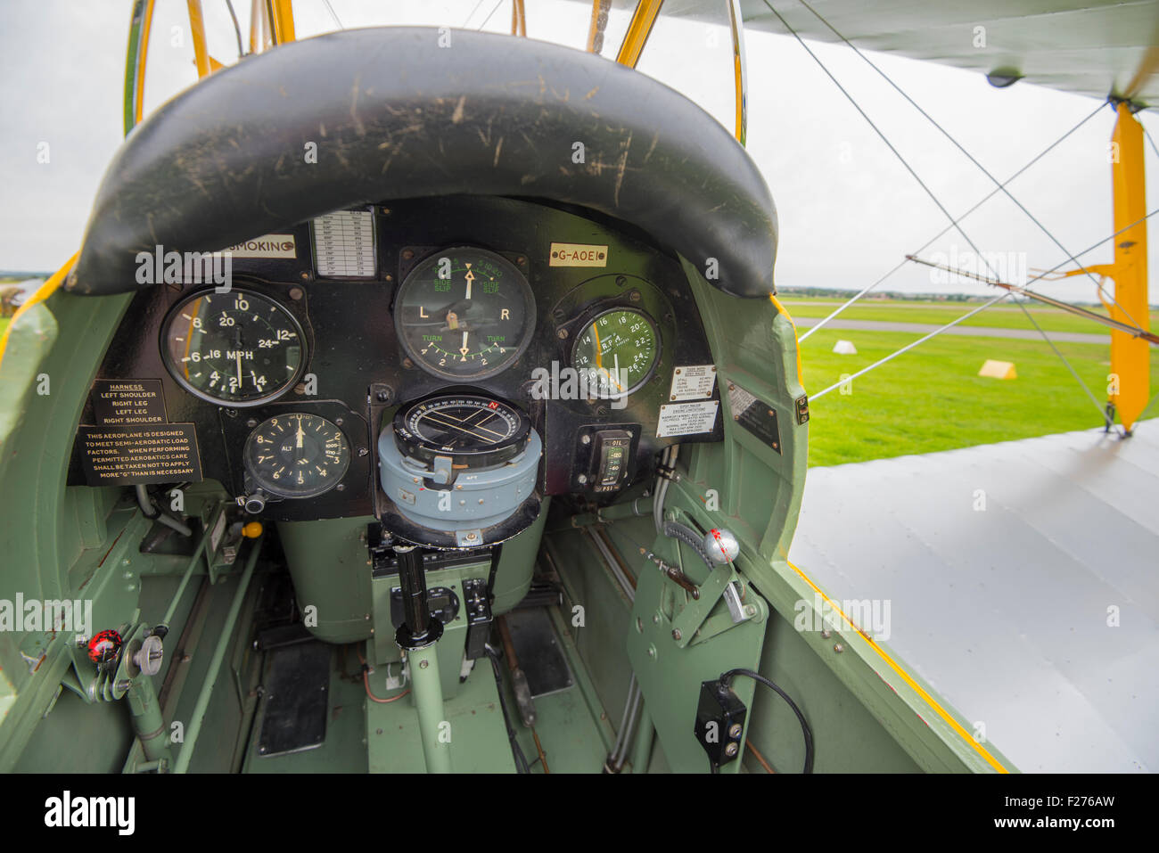 Dh82a tiger moth cockpit hi-res stock photography and images - Alamy