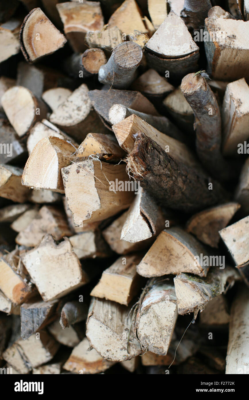Sturdy round logs hi-res stock photography and images - Alamy