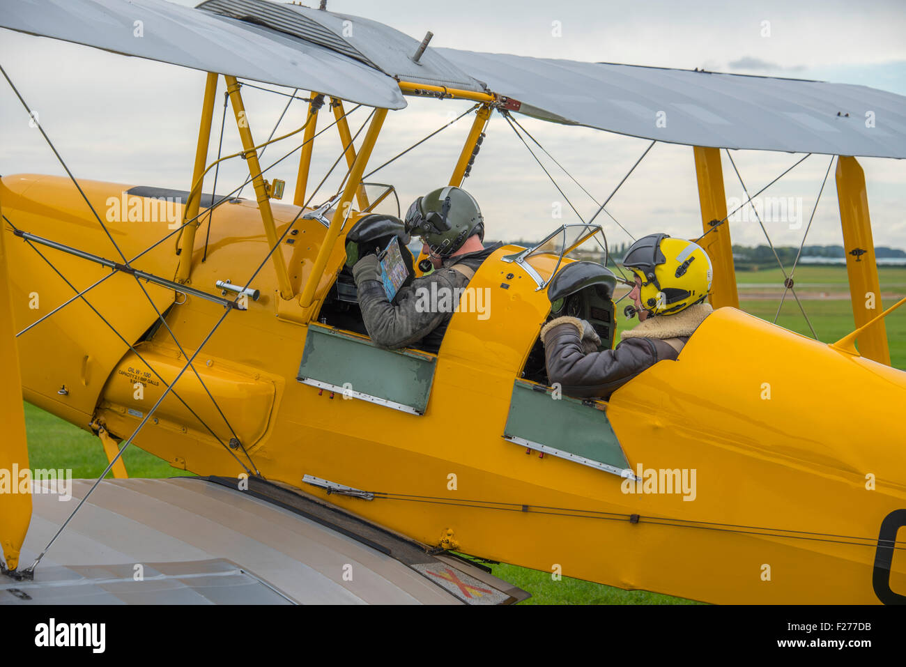 Cambridge Flying Groups de Havilland DH82a Tiger Moth G-AHIZ 1944 preparing for take off Stock ...