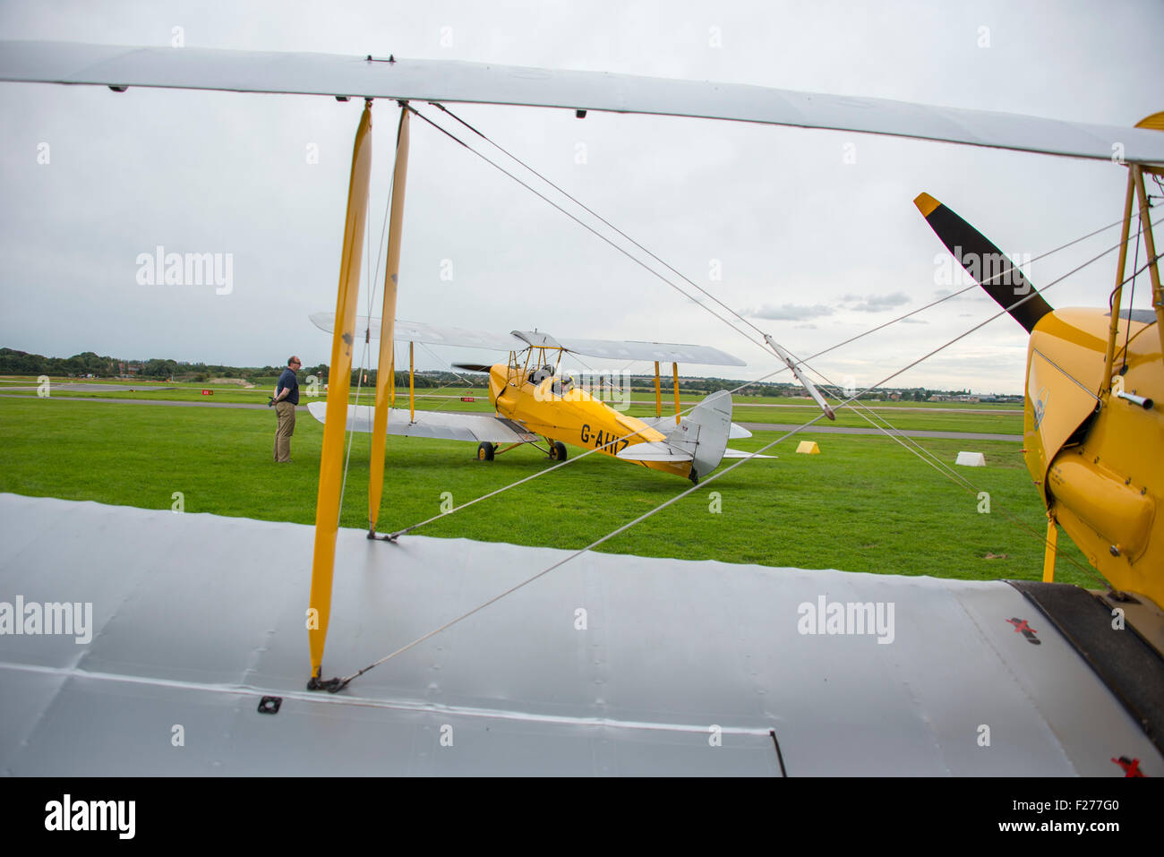 Cambridge Flying Groups de Havilland DH82a Tiger Moth G-AHIZ 1944 preparing for take off Stock ...