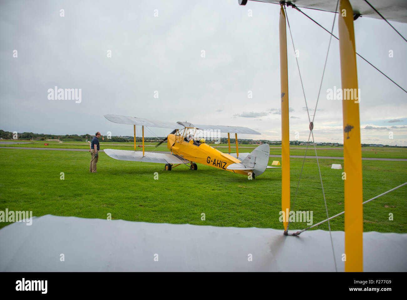 Cambridge Flying Groups de Havilland DH82a Tiger Moth G-AHIZ 1944 preparing for take off Stock ...