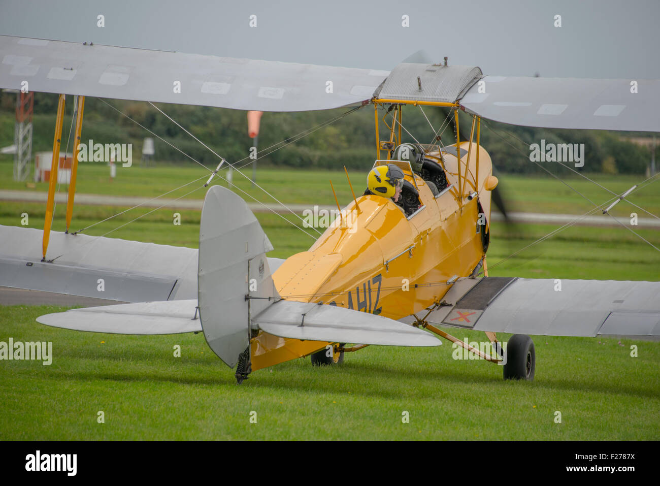 Cambridge Flying Groups de Havilland DH82a Tiger Moth G-AHIZ 1944 preparing for take off Stock ...