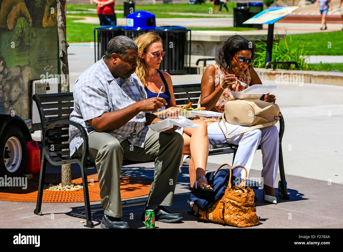 Women outside socializing hi-res stock photography and images - Alamy
