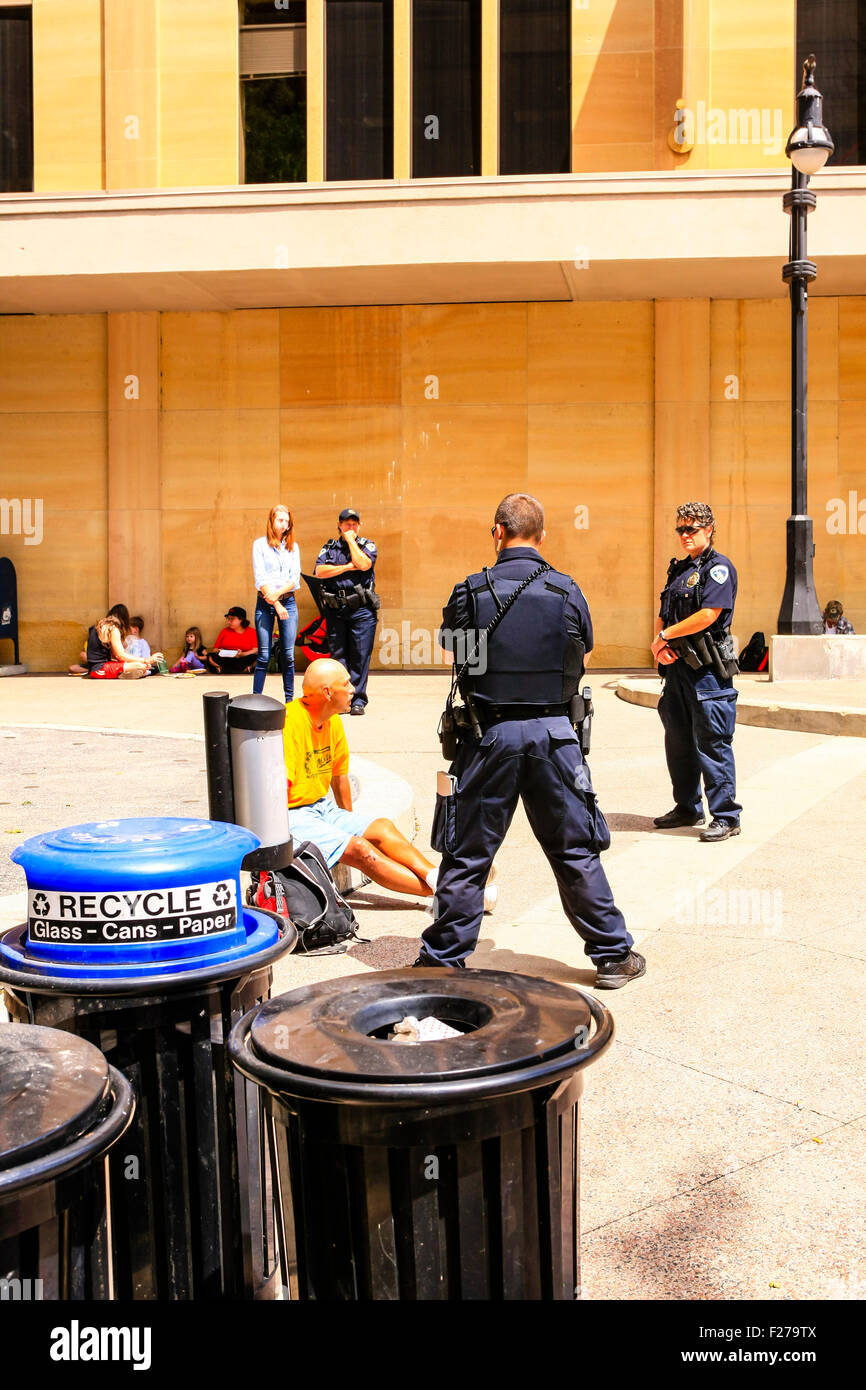 Male female police officers usa hi-res stock photography and images - Alamy