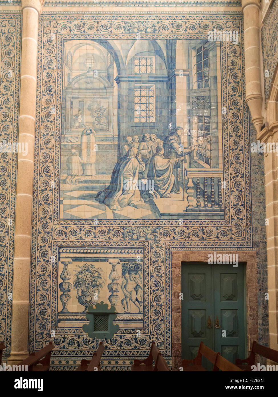 Blue and white wall tiles hi-res stock photography and images - Alamy