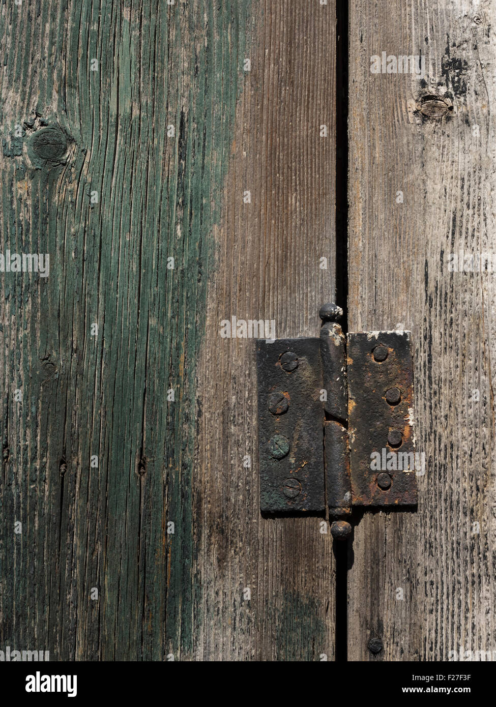 old rusty hinge on green wooden door wood door Stock Photo - Alamy